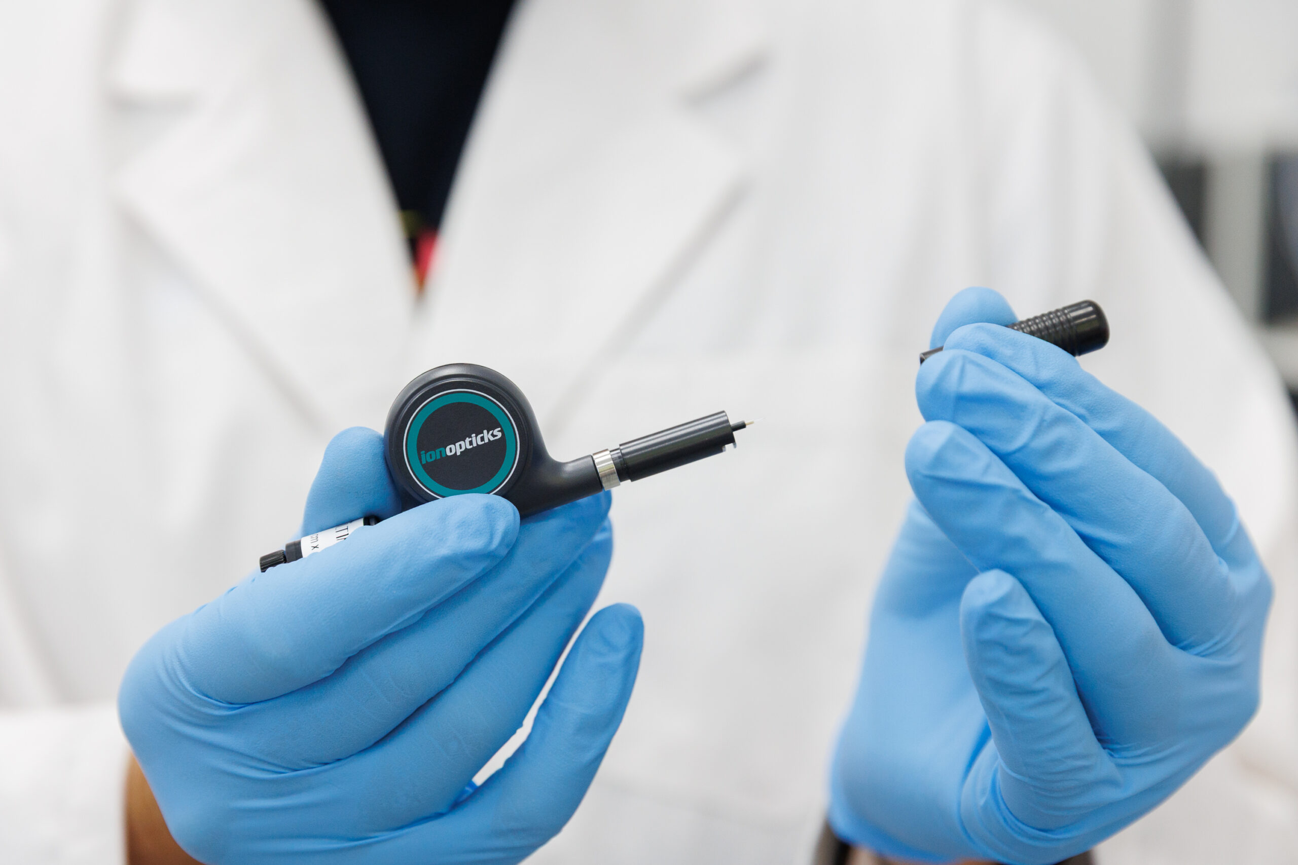 Aurora Elite™ 15x150 XT C18 UHPLC column - IonOpticks